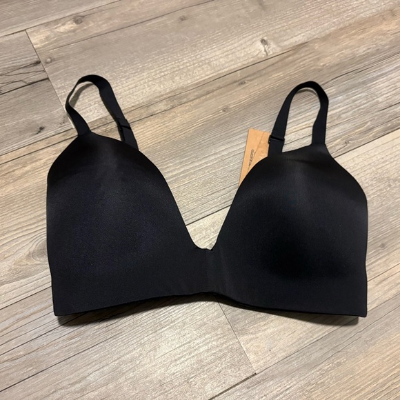 SKIMS | Intimates & Sleepwear | Skims Kim Kardashian Wireless Form Bra ...